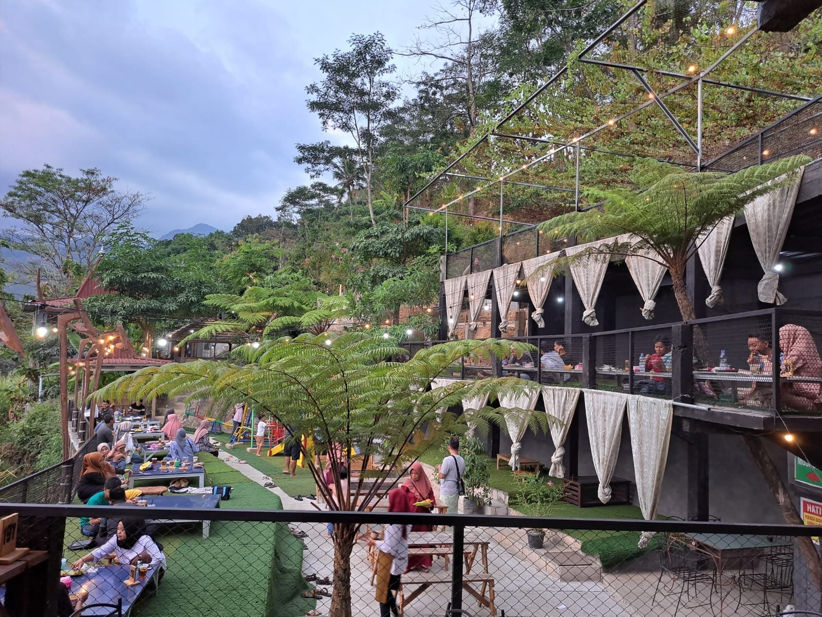 Condro Moeria di Kudus, Café Instagramable Sembari Nikmati Alam Gunung ...