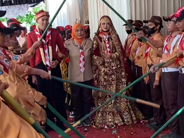 Unik, Pengantin Ini Pilih Konsep Pernikahan Kolaborasi Pramuka, Jawa ...